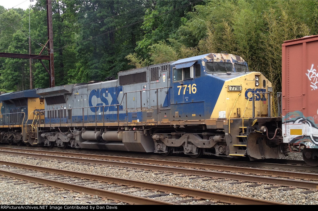 CSX CW40-8 7716 in rusted YN2 paint on Q438-25